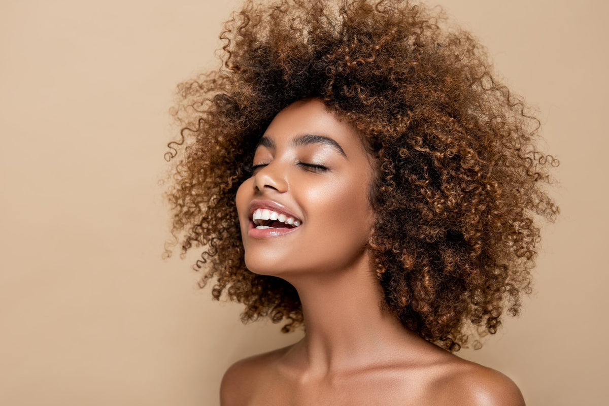 Défrisage pour les cheveux afro, crépus et frisés